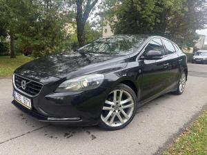 Melns Volvo V40 2016 Kauņa, ar dzinēja tilpumu 1.97 L un nobraukumu 330 tūkst. km par 4250 €, foto  vietnē AUTOMOTO.COM.LV