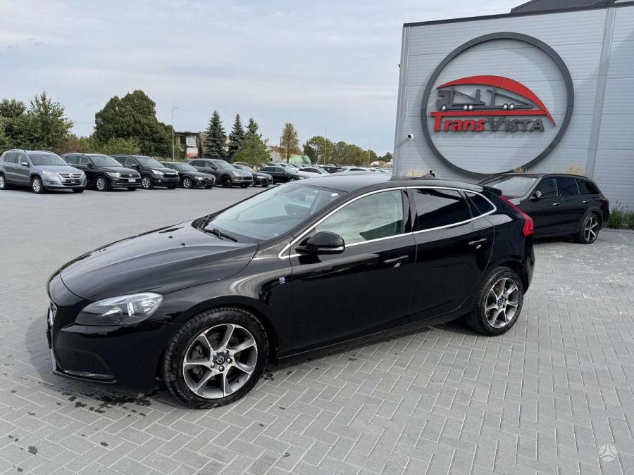 Black Volvo V40 2016 in Telschi, with an engine capacity of 1.97 L and mileage of 126 thousand km for 7300 €, photo 3 on AUTOMOTO.COM.LV