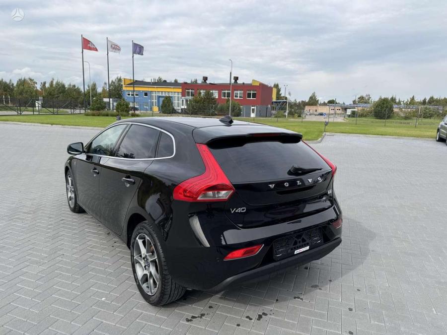 Black Volvo V40 2016 in Telschi, with an engine capacity of 1.97 L and mileage of 126 thousand km for 7300 €, photo 4 on AUTOMOTO.COM.LV