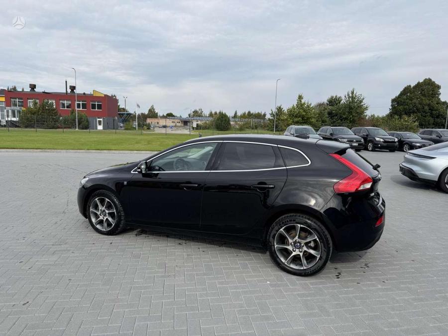 Black Volvo V40 2016 in Telschi, with an engine capacity of 1.97 L and mileage of 126 thousand km for 7300 €, photo 5 on AUTOMOTO.COM.LV