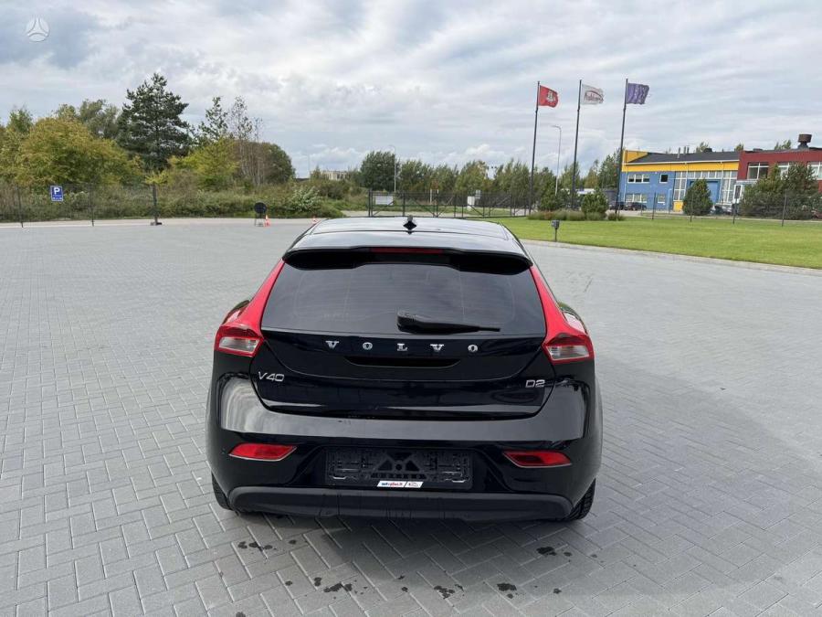 Black Volvo V40 2016 in Telschi, with an engine capacity of 1.97 L and mileage of 126 thousand km for 7300 €, photo 6 on AUTOMOTO.COM.LV