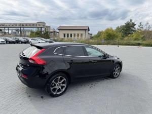 Black Volvo V40 2016 in Telschi, with an engine capacity of 1.97 L and mileage of 126 thousand km for 7300 €, photo 7 on AUTOMOTO.COM.LV