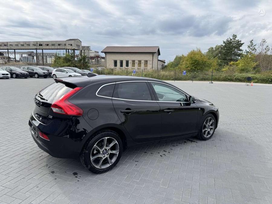 Black Volvo V40 2016 in Telschi, with an engine capacity of 1.97 L and mileage of 126 thousand km for 7300 €, photo 7 on AUTOMOTO.COM.LV