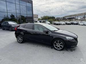 Black Volvo V40 2016 in Telschi, with an engine capacity of 1.97 L and mileage of 126 thousand km for 7300 €, photo 9 on AUTOMOTO.COM.LV