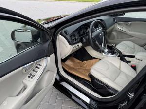 Black Volvo V40 2016 in Telschi, with an engine capacity of 1.97 L and mileage of 126 thousand km for 7300 €, photo 15 on AUTOMOTO.COM.LV