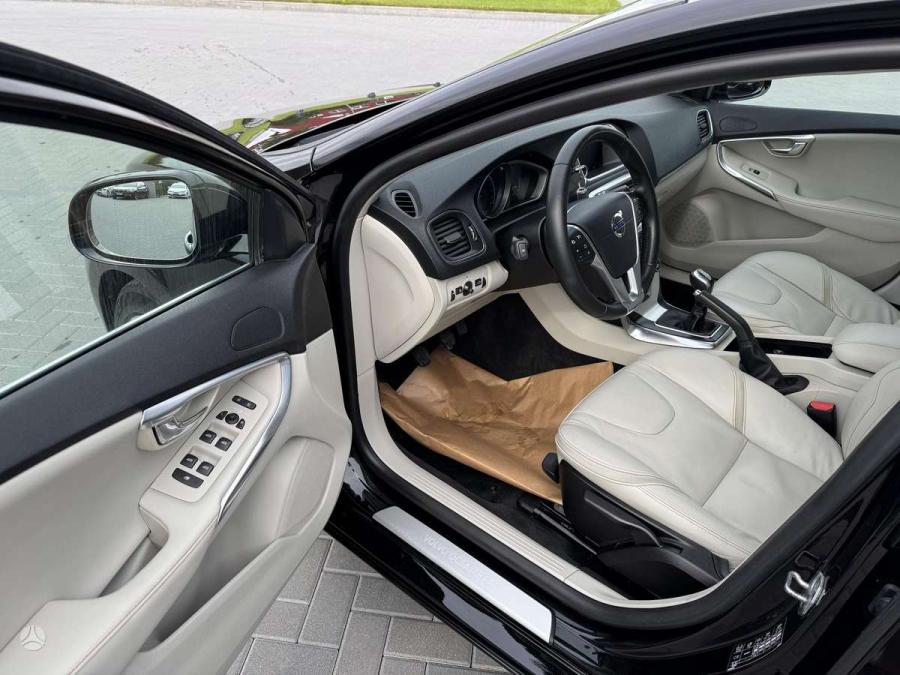 Black Volvo V40 2016 in Telschi, with an engine capacity of 1.97 L and mileage of 126 thousand km for 7300 €, photo 15 on AUTOMOTO.COM.LV