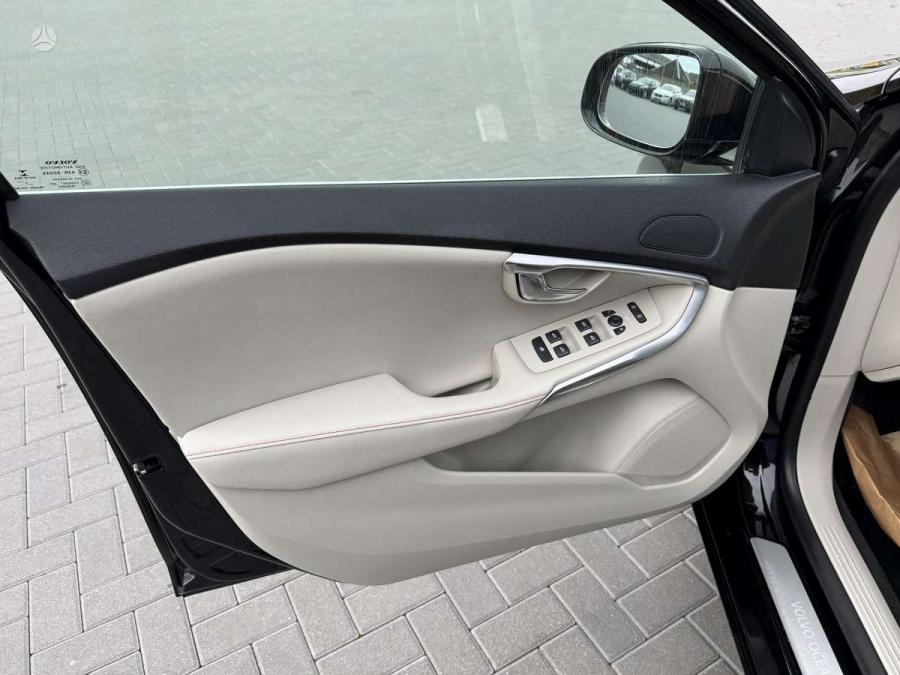 Black Volvo V40 2016 in Telschi, with an engine capacity of 1.97 L and mileage of 126 thousand km for 7300 €, photo 16 on AUTOMOTO.COM.LV