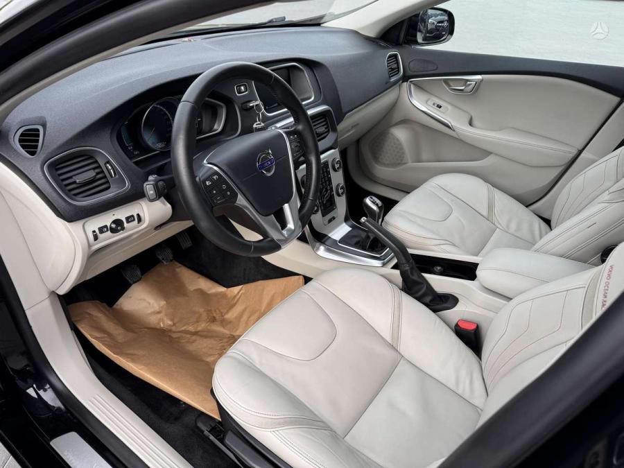 Black Volvo V40 2016 in Telschi, with an engine capacity of 1.97 L and mileage of 126 thousand km for 7300 €, photo 17 on AUTOMOTO.COM.LV