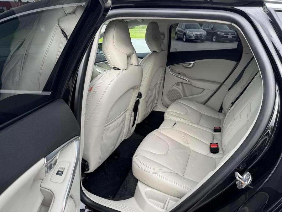 Black Volvo V40 2016 in Telschi, with an engine capacity of 1.97 L and mileage of 126 thousand km for 7300 €, photo 20 on AUTOMOTO.COM.LV