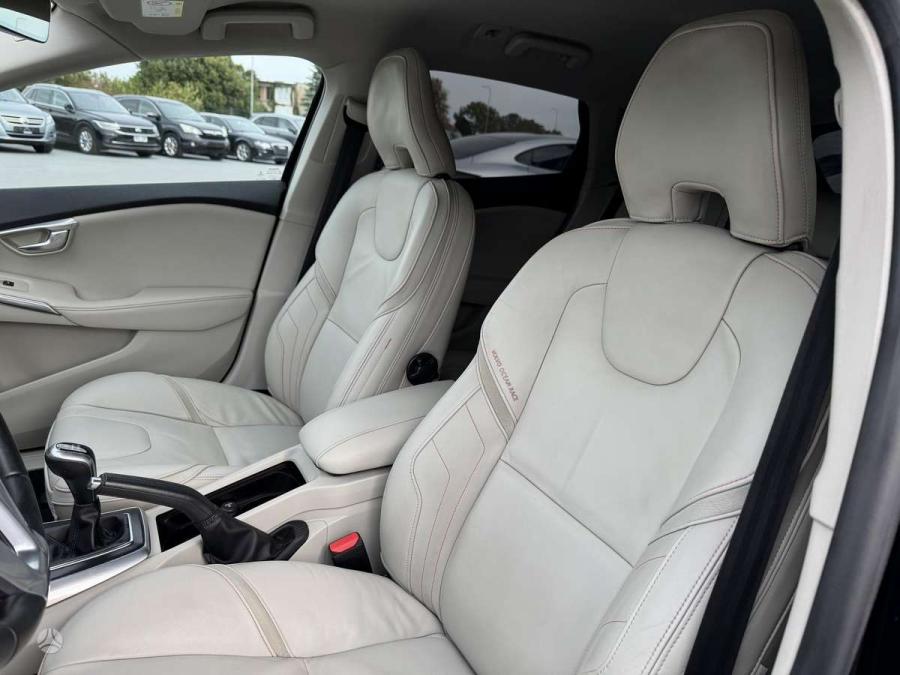 Black Volvo V40 2016 in Telschi, with an engine capacity of 1.97 L and mileage of 126 thousand km for 7300 €, photo 21 on AUTOMOTO.COM.LV