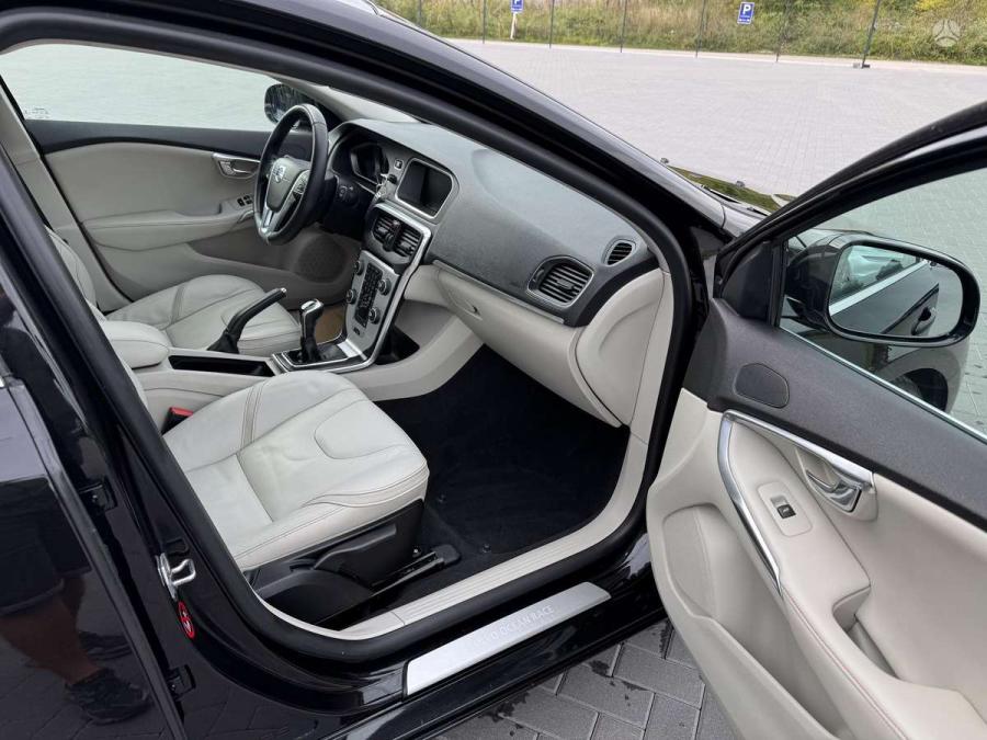 Black Volvo V40 2016 in Telschi, with an engine capacity of 1.97 L and mileage of 126 thousand km for 7300 €, photo 23 on AUTOMOTO.COM.LV