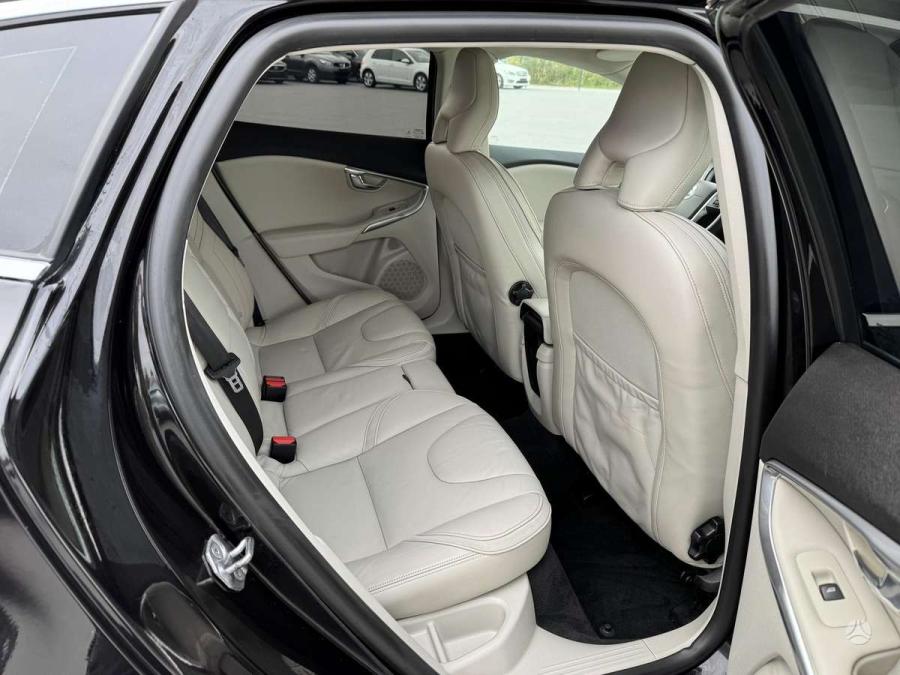 Black Volvo V40 2016 in Telschi, with an engine capacity of 1.97 L and mileage of 126 thousand km for 7300 €, photo 24 on AUTOMOTO.COM.LV