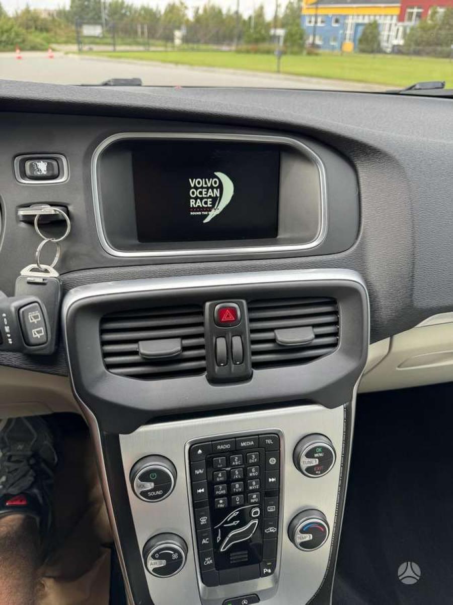 Black Volvo V40 2016 in Telschi, with an engine capacity of 1.97 L and mileage of 126 thousand km for 7300 €, photo 27 on AUTOMOTO.COM.LV