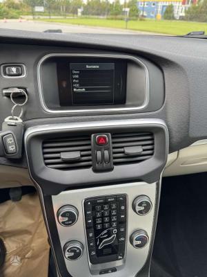 Black Volvo V40 2016 in Telschi, with an engine capacity of 1.97 L and mileage of 126 thousand km for 7300 €, photo 29 on AUTOMOTO.COM.LV