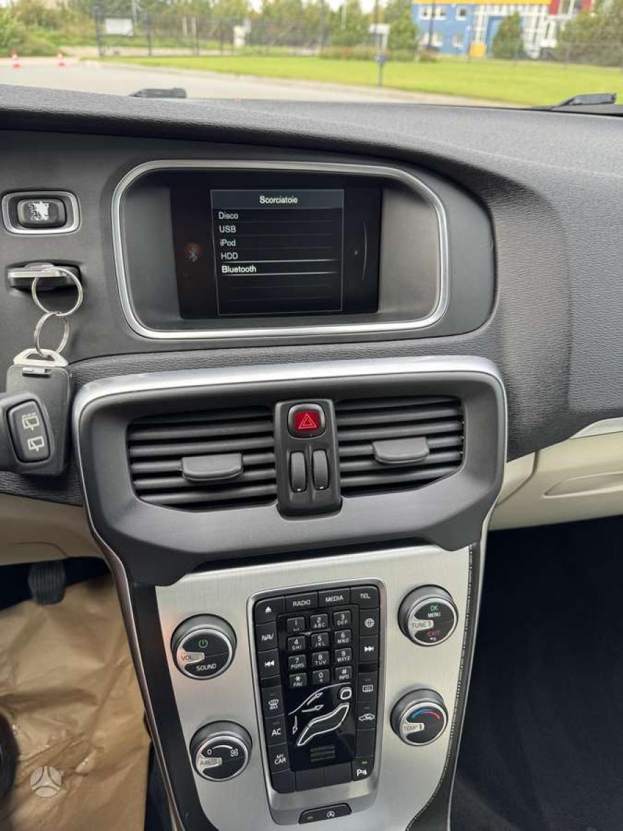 Black Volvo V40 2016 in Telschi, with an engine capacity of 1.97 L and mileage of 126 thousand km for 7300 €, photo 29 on AUTOMOTO.COM.LV
