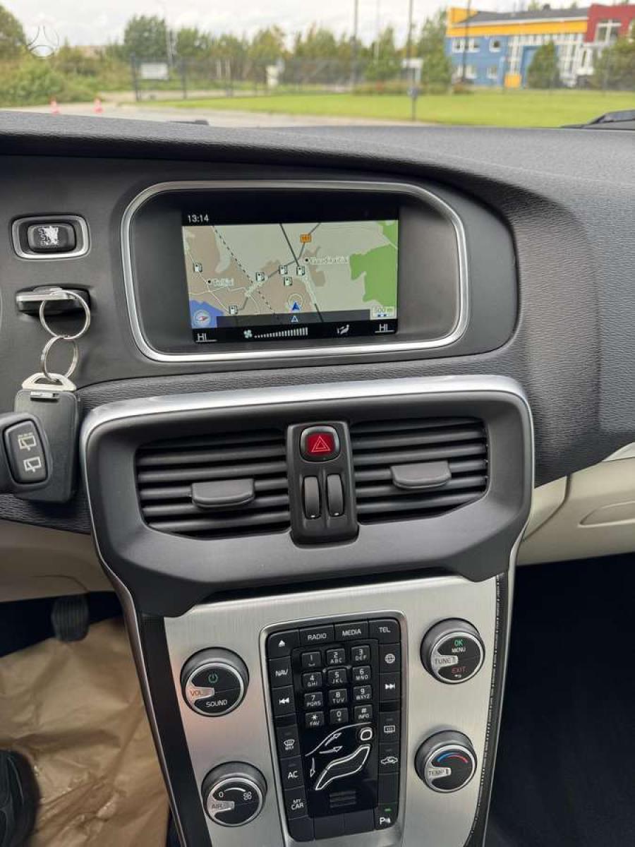 Black Volvo V40 2016 in Telschi, with an engine capacity of 1.97 L and mileage of 126 thousand km for 7300 €, photo 33 on AUTOMOTO.COM.LV