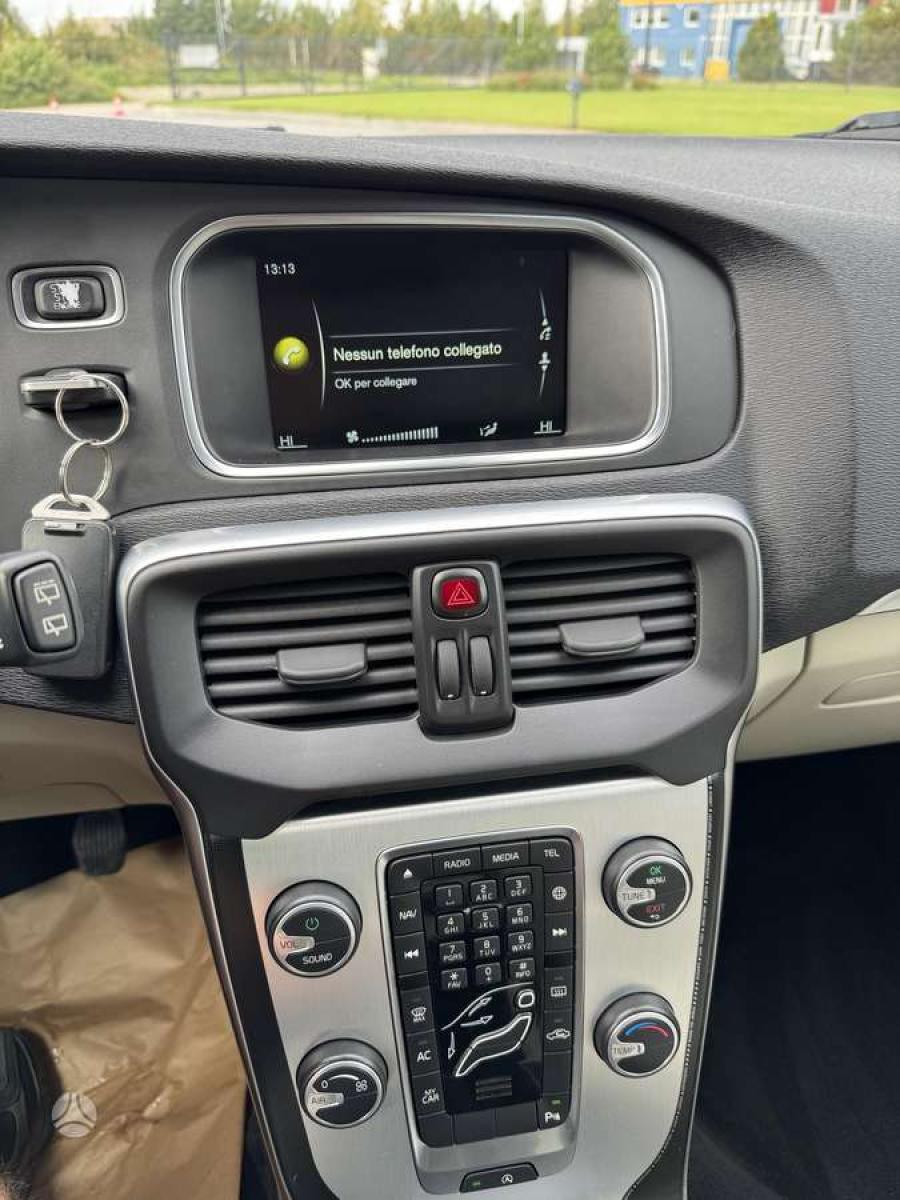 Black Volvo V40 2016 in Telschi, with an engine capacity of 1.97 L and mileage of 126 thousand km for 7300 €, photo 34 on AUTOMOTO.COM.LV