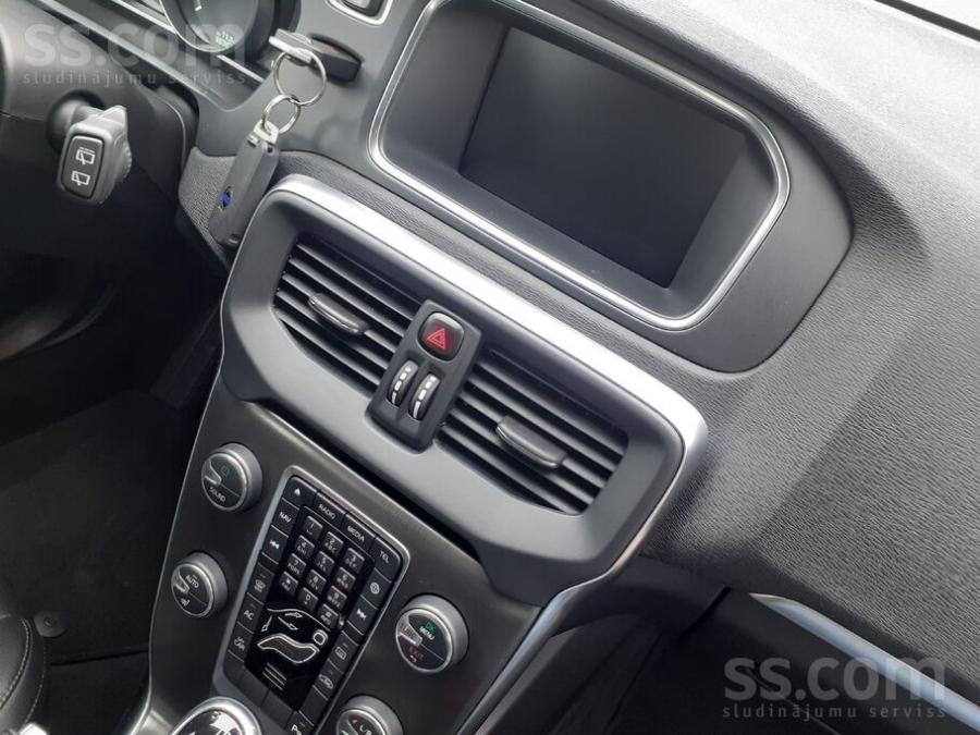 Melns Volvo V40 2016 Rīga, ar dzinēja tilpumu 2.00 L un nobraukumu 164 tūkst. km par 11200 €, foto 9 vietnē AUTOMOTO.COM.LV