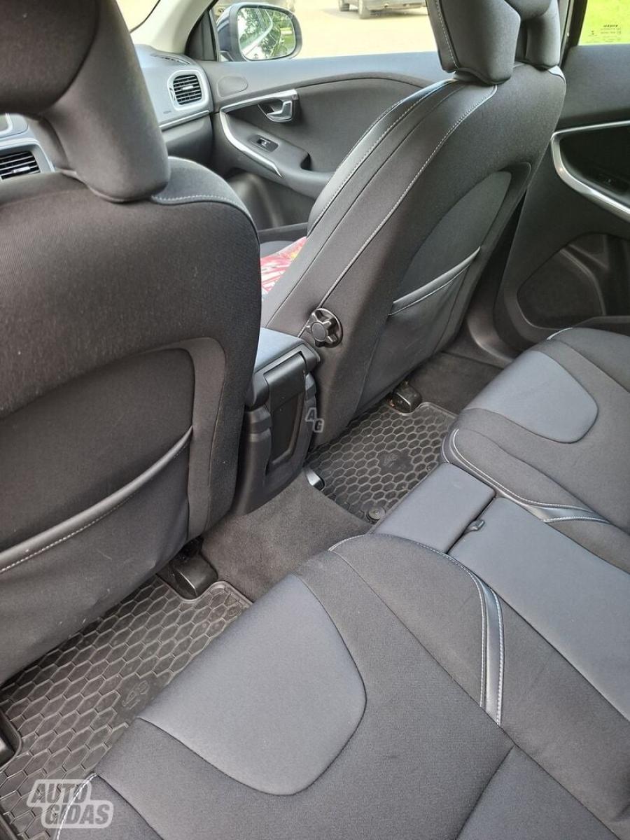Melns Volvo V40 2016 Kauņa, ar dzinēja tilpumu 2.00 L un nobraukumu 250 tūkst. km par 7500 €, foto 3 vietnē AUTOMOTO.COM.LV