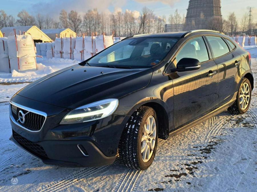 Black Volvo V40 2017 in Kaunas, with an engine capacity of 2.00 L and mileage of 268 thousand km for 9800 €, photo 1 on AUTOMOTO.COM.LV