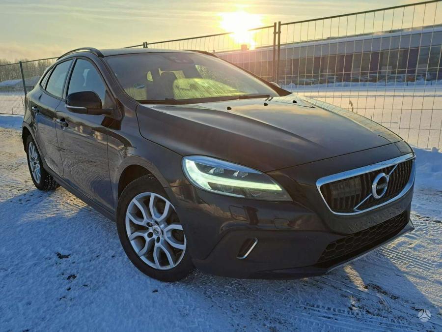 Black Volvo V40 2017 in Kaunas, with an engine capacity of 2.00 L and mileage of 268 thousand km for 9800 €, photo 3 on AUTOMOTO.COM.LV