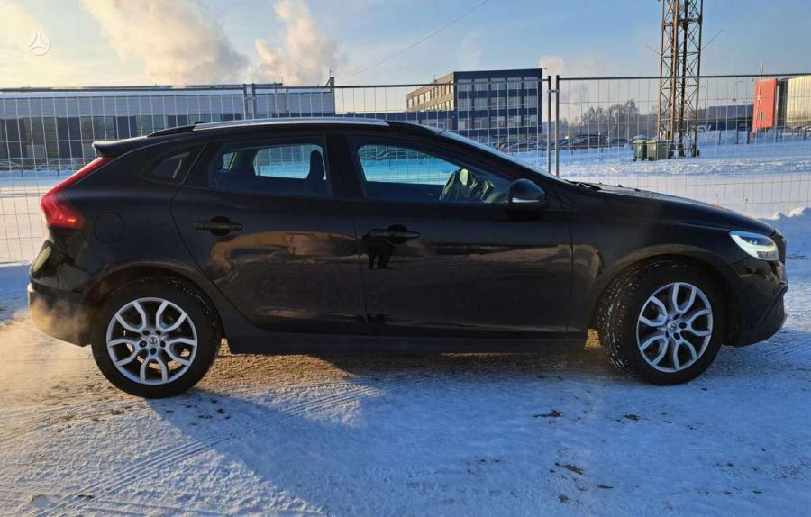 Black Volvo V40 2017 in Kaunas, with an engine capacity of 2.00 L and mileage of 268 thousand km for 9800 €, photo 4 on AUTOMOTO.COM.LV