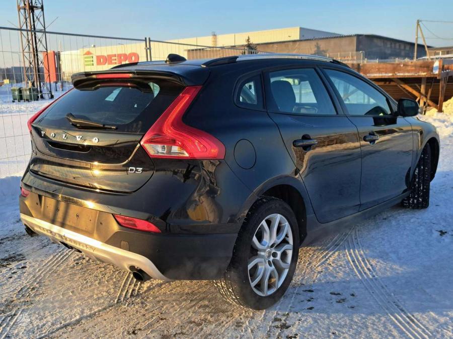 Black Volvo V40 2017 in Kaunas, with an engine capacity of 2.00 L and mileage of 268 thousand km for 9800 €, photo 5 on AUTOMOTO.COM.LV