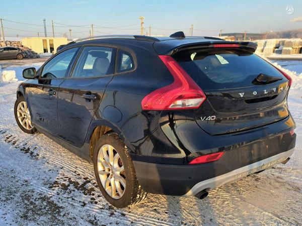 Black Volvo V40 2017 in Kaunas, with an engine capacity of 2.00 L and mileage of 268 thousand km for 9800 €, photo 7 on AUTOMOTO.COM.LV