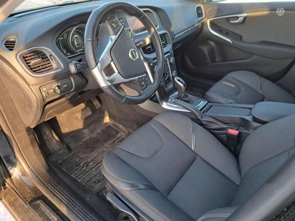 Black Volvo V40 2017 in Kaunas, with an engine capacity of 2.00 L and mileage of 268 thousand km for 9800 €, photo 8 on AUTOMOTO.COM.LV