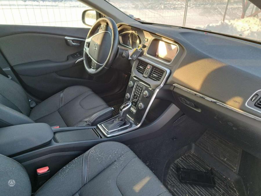 Black Volvo V40 2017 in Kaunas, with an engine capacity of 2.00 L and mileage of 268 thousand km for 9800 €, photo 9 on AUTOMOTO.COM.LV