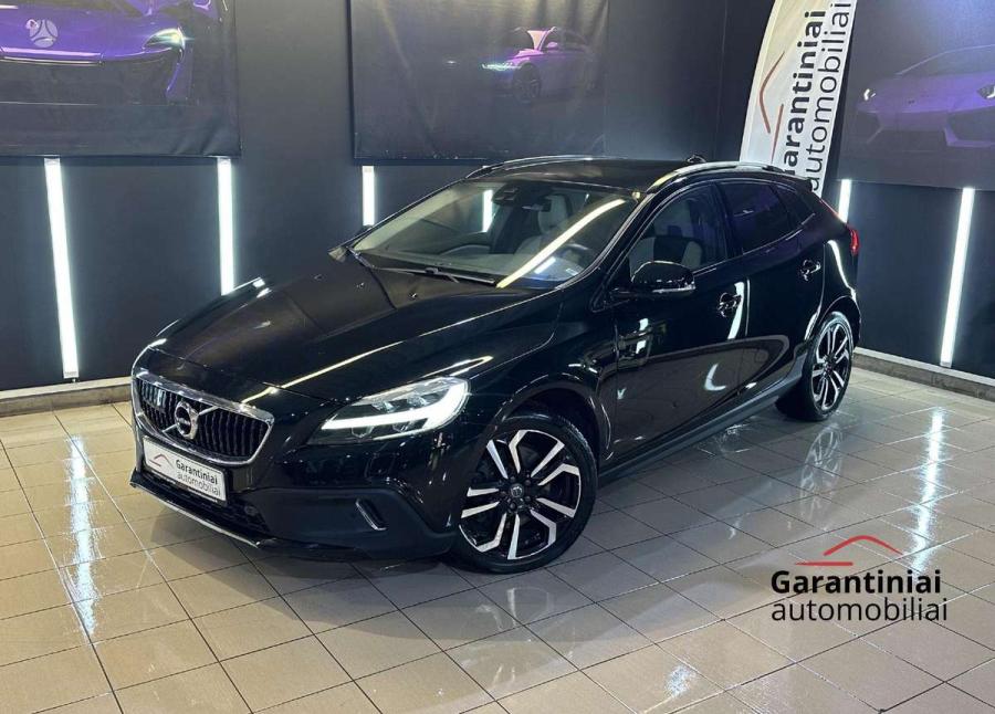 Black Volvo V40 2017 in Vilnius, with an engine capacity of 1.97 L and mileage of 160 thousand km for 12950 €, photo 1 on AUTOMOTO.COM.LV