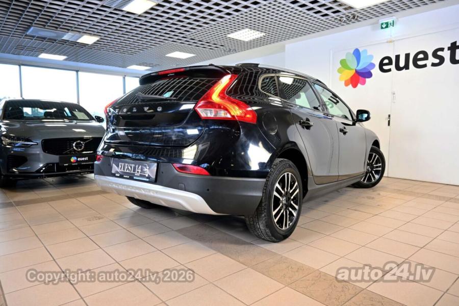 Black Volvo V40 2017 in Tallinn, with an engine capacity of 0.00 L and mileage of 112 thousand km for 13990 €, photo 2 on AUTOMOTO.COM.LV