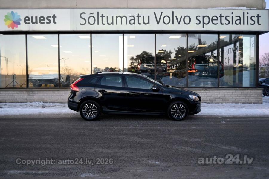 Black Volvo V40 2017 in Tallinn, with an engine capacity of 0.00 L and mileage of 112 thousand km for 13990 €, photo 7 on AUTOMOTO.COM.LV