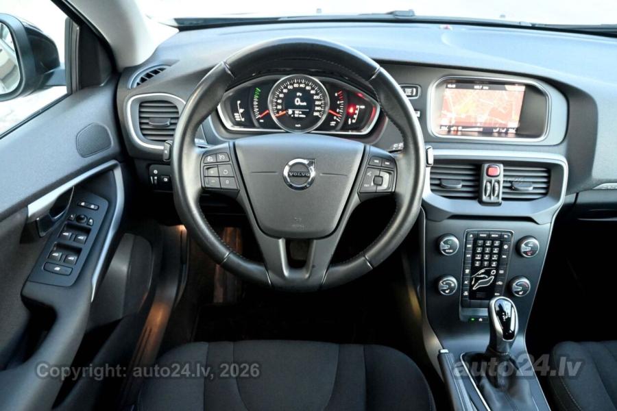 Black Volvo V40 2017 in Tallinn, with an engine capacity of 0.00 L and mileage of 112 thousand km for 13990 €, photo 8 on AUTOMOTO.COM.LV