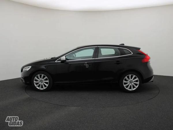 Black Volvo V40 2017 in Vilnius, with an engine capacity of 2.00 L and mileage of 210 thousand km for 10499 €, photo 6 on AUTOMOTO.COM.LV