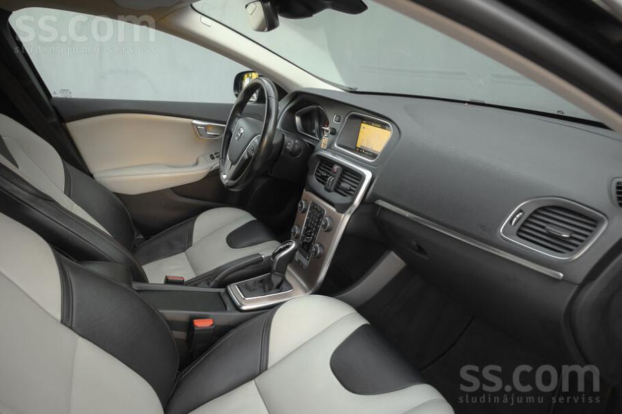Melns Volvo V40 2017 Jelgava, ar dzinēja tilpumu 2.00 L un nobraukumu 206 tūkst. km par 9300 €, foto 10 vietnē AUTOMOTO.COM.LV