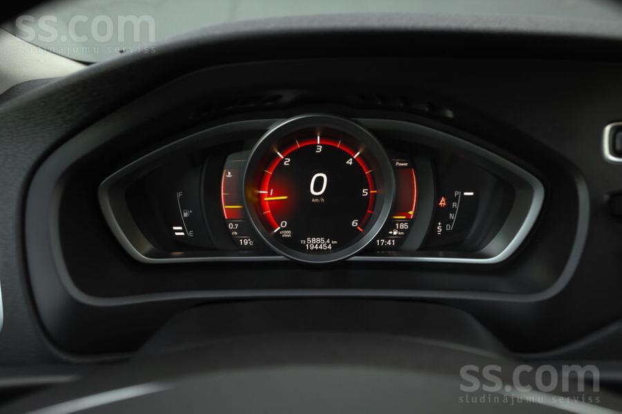 Melns Volvo V40 2017 Jelgava, ar dzinēja tilpumu 2.00 L un nobraukumu 206 tūkst. km par 9300 €, foto 18 vietnē AUTOMOTO.COM.LV