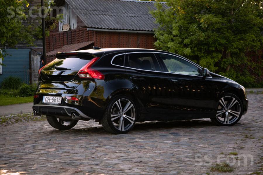 Melns Volvo V40 2017 Jelgava, ar dzinēja tilpumu 2.00 L un nobraukumu 263 tūkst. km par 10800 €, foto 8 vietnē AUTOMOTO.COM.LV
