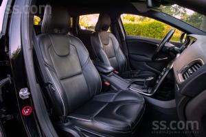 Melns Volvo V40 2017 Jelgava, ar dzinēja tilpumu 2.00 L un nobraukumu 263 tūkst. km par 10800 €, foto 11 vietnē AUTOMOTO.COM.LV