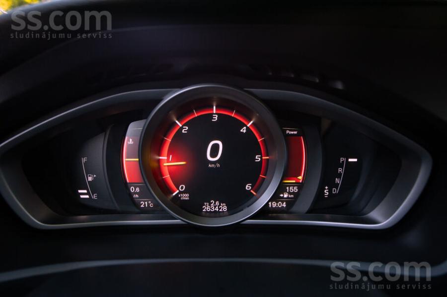 Melns Volvo V40 2017 Jelgava, ar dzinēja tilpumu 2.00 L un nobraukumu 263 tūkst. km par 10800 €, foto 14 vietnē AUTOMOTO.COM.LV
