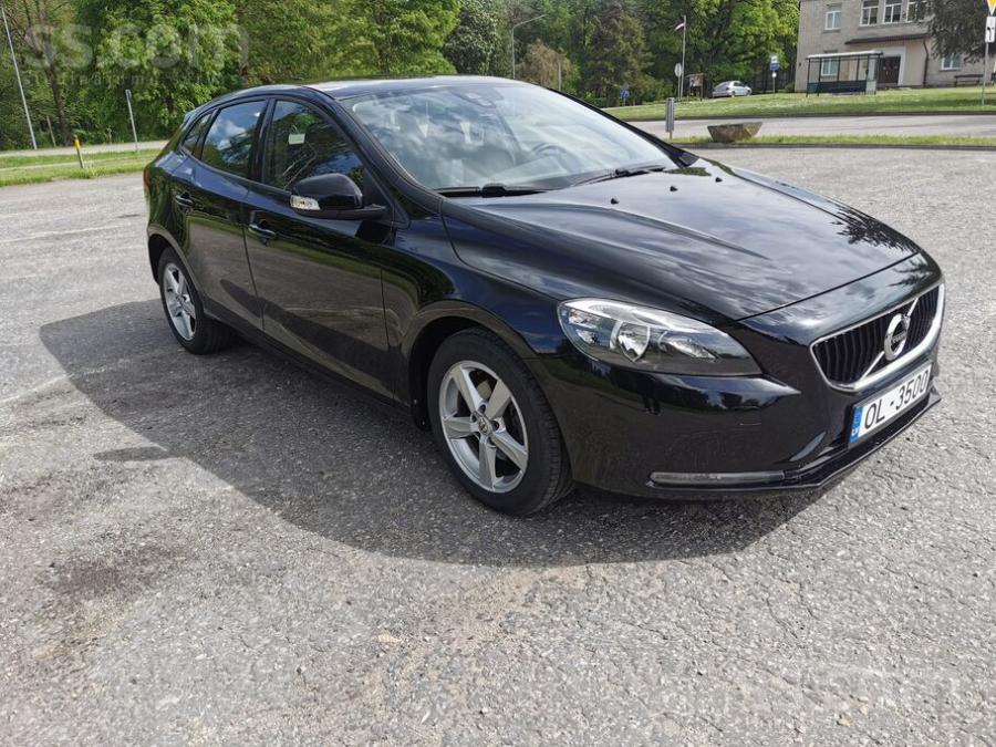 Black Volvo V40 2017 in Jelgava, with an engine capacity of 2.00 L and mileage of 248 thousand km for 6900 €, photo 1 on AUTOMOTO.COM.LV