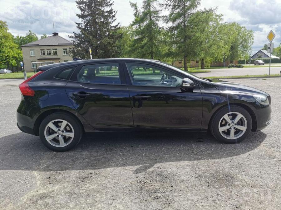 Black Volvo V40 2017 in Jelgava, with an engine capacity of 2.00 L and mileage of 248 thousand km for 6900 €, photo 3 on AUTOMOTO.COM.LV