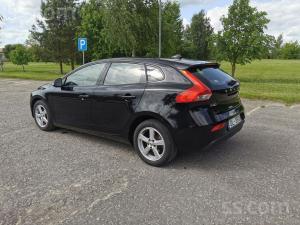 Black Volvo V40 2017 in Jelgava, with an engine capacity of 2.00 L and mileage of 248 thousand km for 6900 €, photo 6 on AUTOMOTO.COM.LV