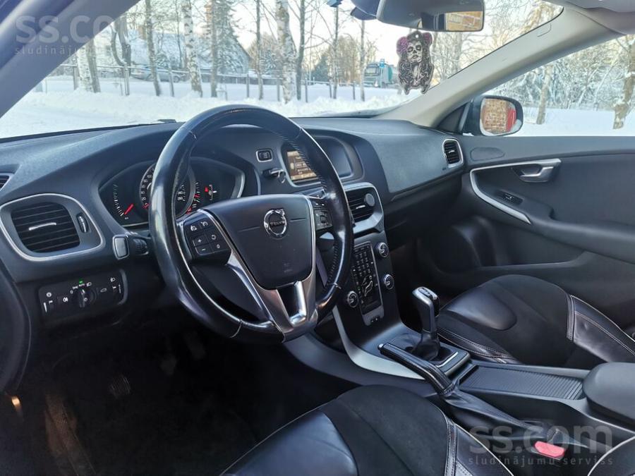 Black Volvo V40 2017 in Jelgava, with an engine capacity of 2.00 L and mileage of 248 thousand km for 6900 €, photo 8 on AUTOMOTO.COM.LV