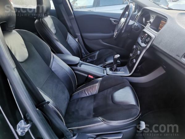 Black Volvo V40 2017 in Jelgava, with an engine capacity of 2.00 L and mileage of 248 thousand km for 6900 €, photo 9 on AUTOMOTO.COM.LV