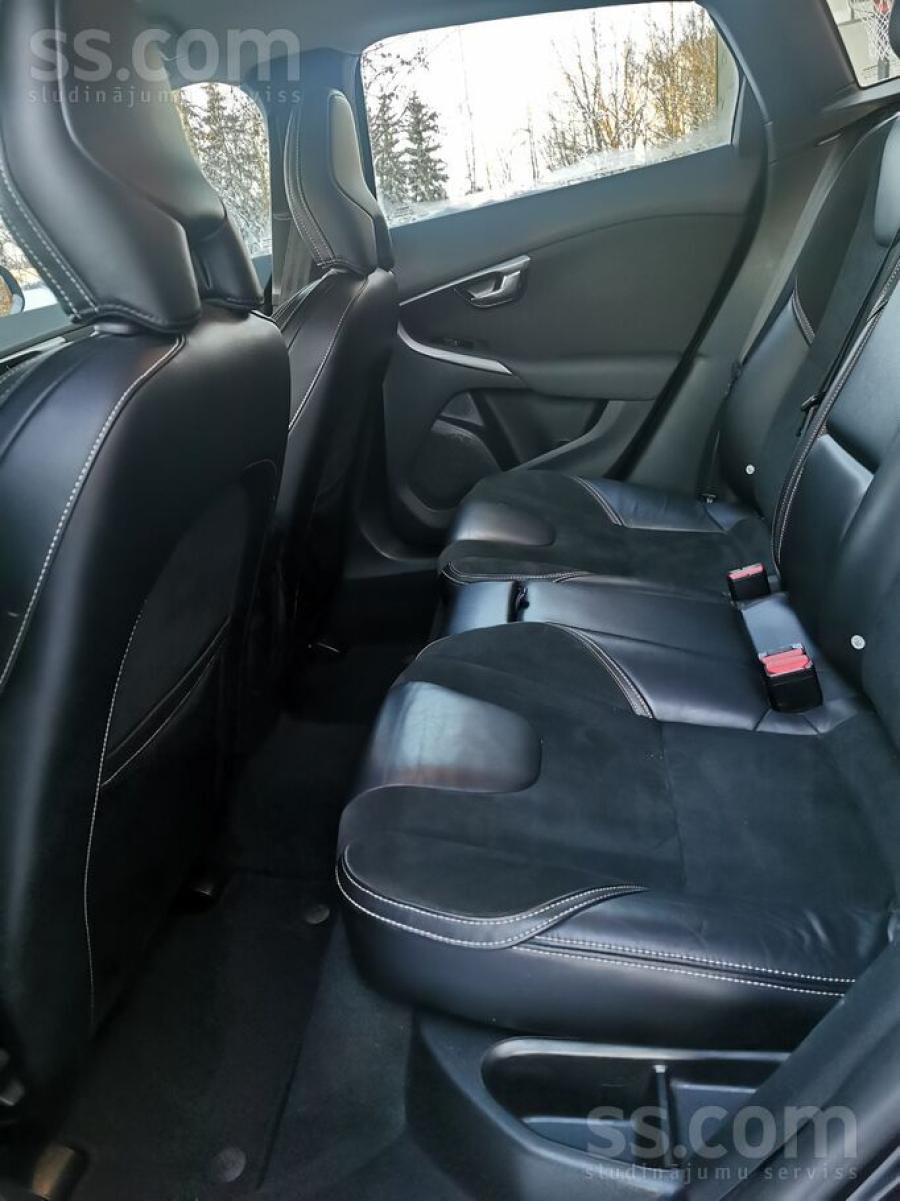 Black Volvo V40 2017 in Jelgava, with an engine capacity of 2.00 L and mileage of 248 thousand km for 6900 €, photo 11 on AUTOMOTO.COM.LV
