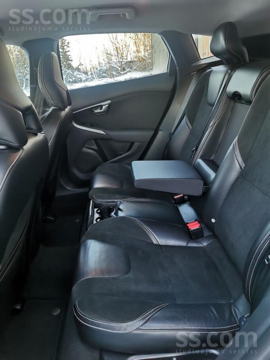 Black Volvo V40 2017 in Jelgava, with an engine capacity of 2.00 L and mileage of 248 thousand km for 6900 €, photo 12 on AUTOMOTO.COM.LV