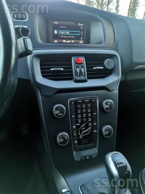 Black Volvo V40 2017 in Jelgava, with an engine capacity of 2.00 L and mileage of 248 thousand km for 6900 €, photo 13 on AUTOMOTO.COM.LV
