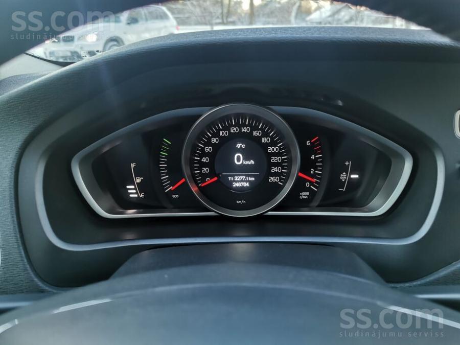 Black Volvo V40 2017 in Jelgava, with an engine capacity of 2.00 L and mileage of 248 thousand km for 6900 €, photo 14 on AUTOMOTO.COM.LV