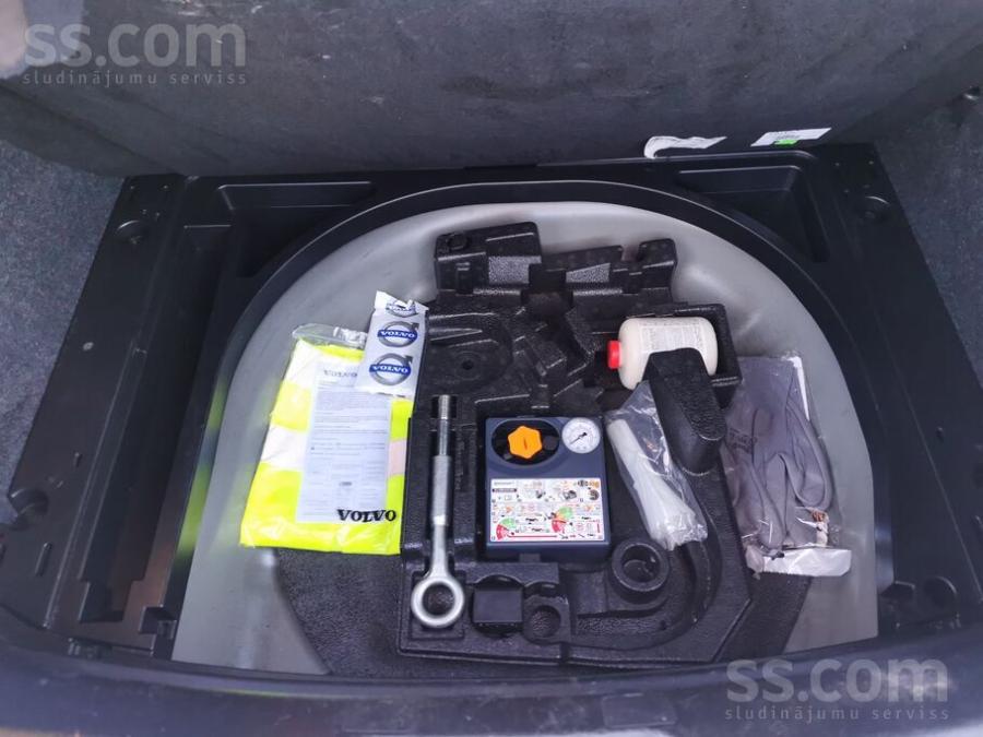 Black Volvo V40 2017 in Jelgava, with an engine capacity of 2.00 L and mileage of 248 thousand km for 6900 €, photo 15 on AUTOMOTO.COM.LV